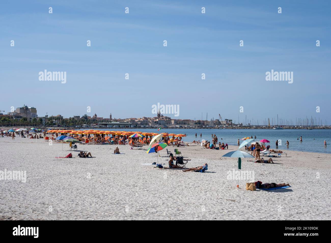 Vue sur la plage de Spiaggia del Lido di Alghero près de la vieille ...