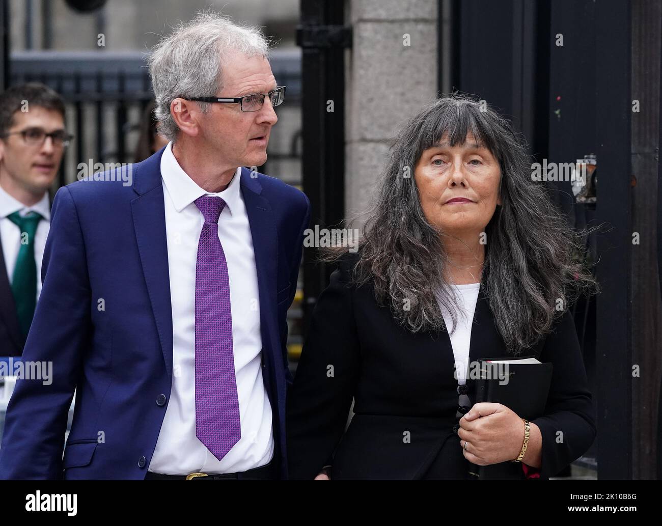 Sean (à gauche), le père de l'enseignant irlandais Enoch Burke et la ...