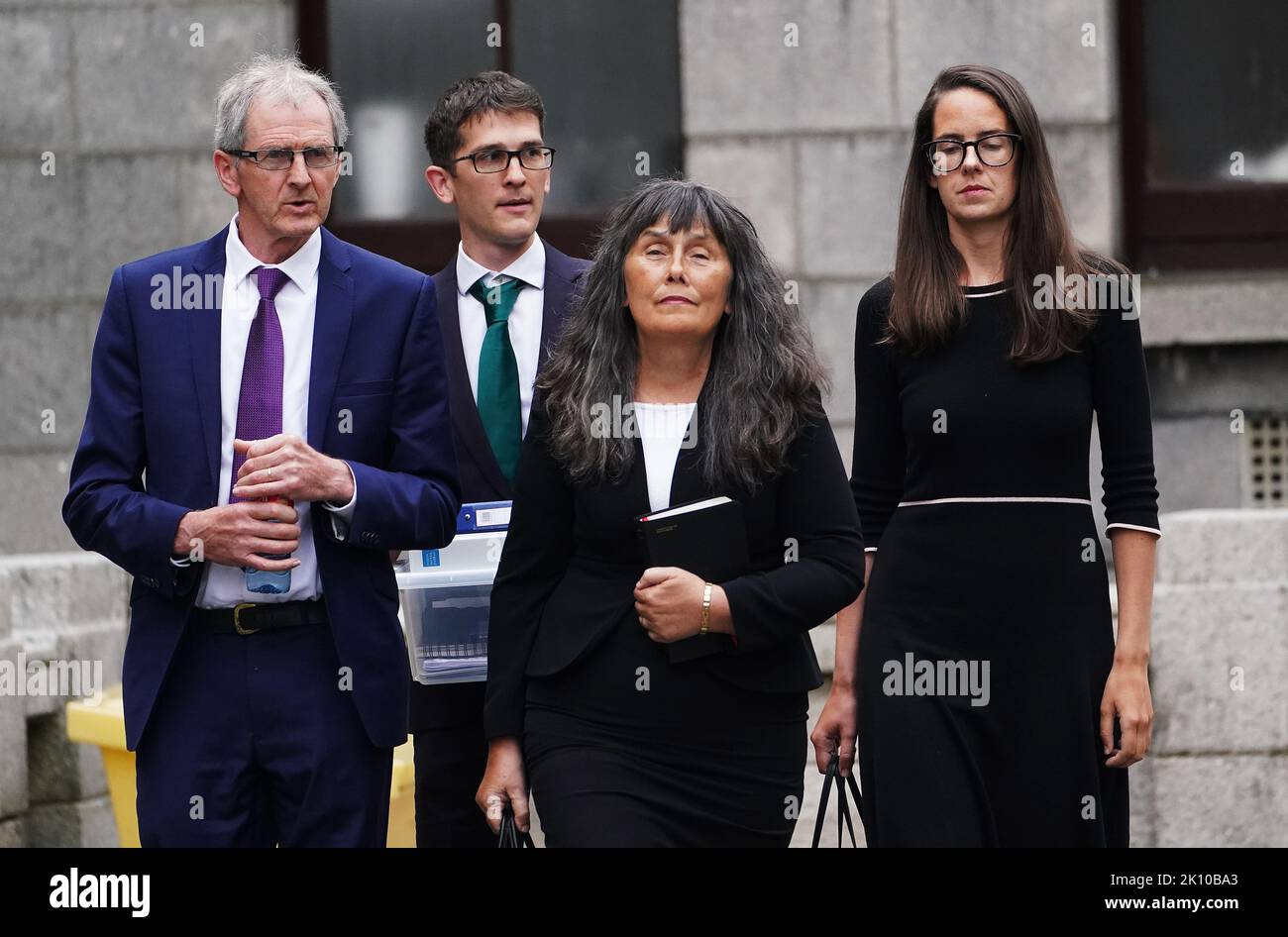 Sean (à gauche), le père de l'instituteur irlandais Enoch Burke et sa ...