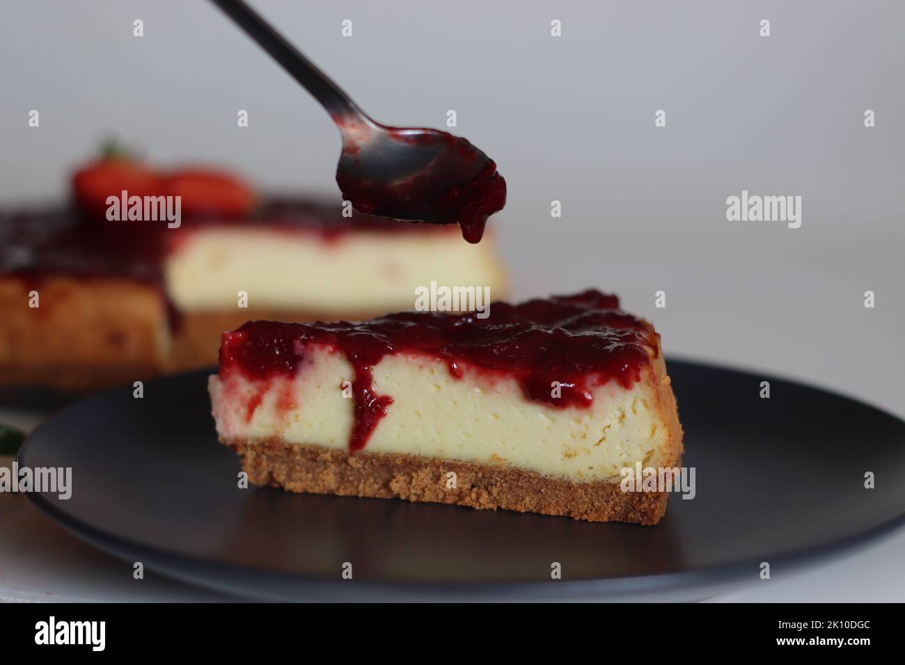 Tranche de gâteau au fromage fraise. Gâteau au fromage soyeux doux et ...