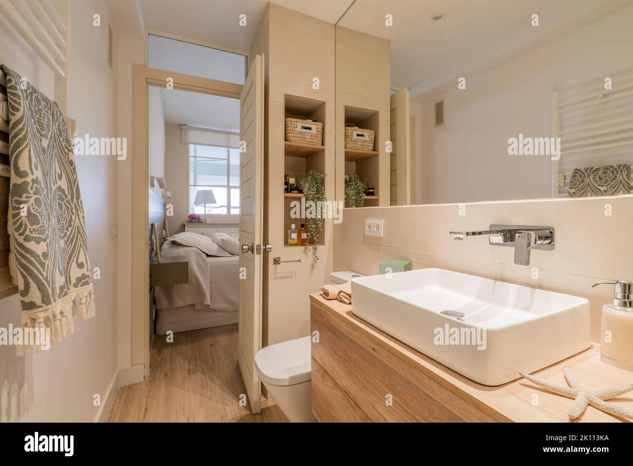 Salle de bains avec meuble-lavabo en bois avec miroir sans cadre ...