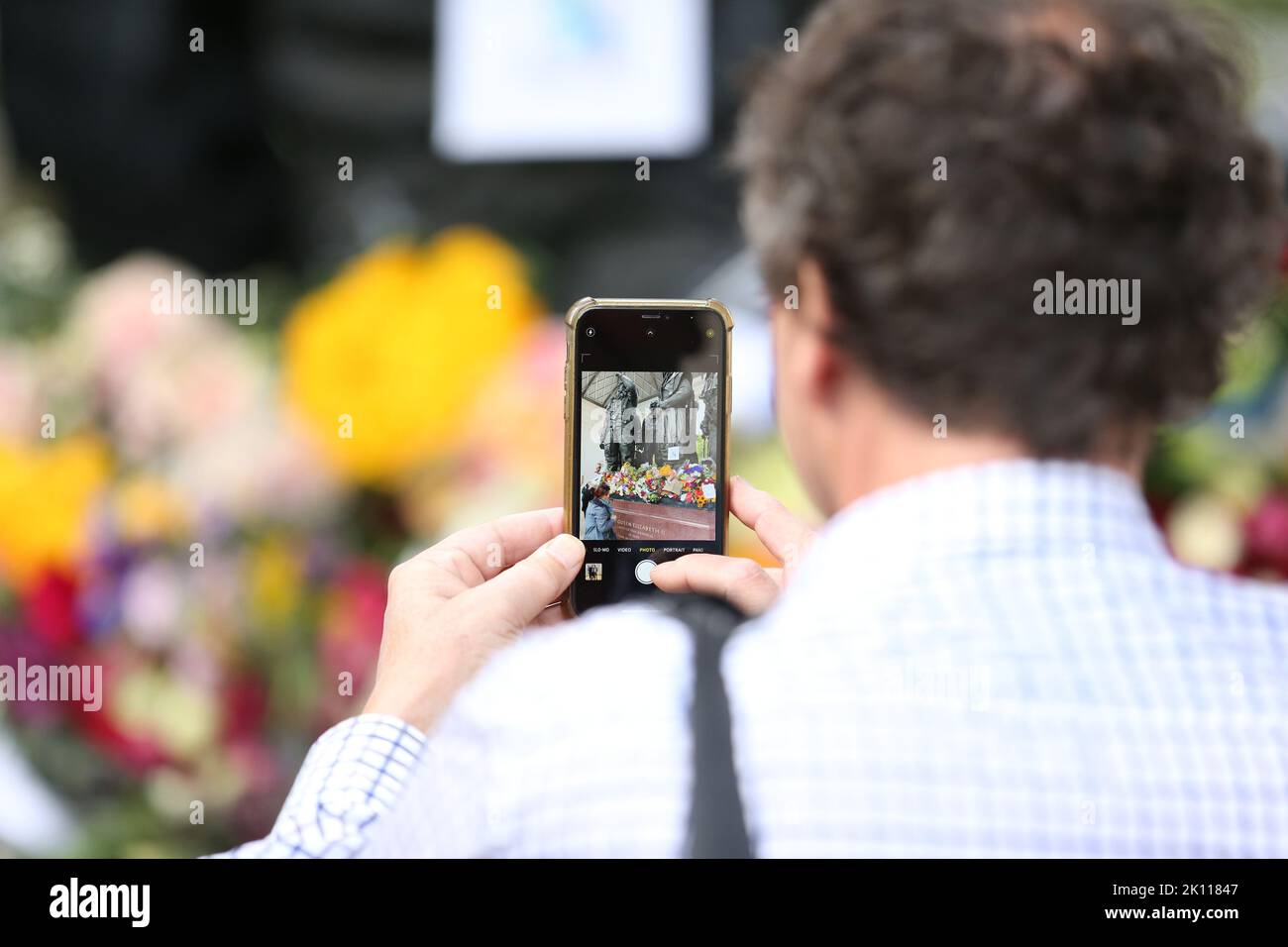 LONDRES, ANGLETERRE - 14 SEPTEMBRE : un membre du public prend une ...