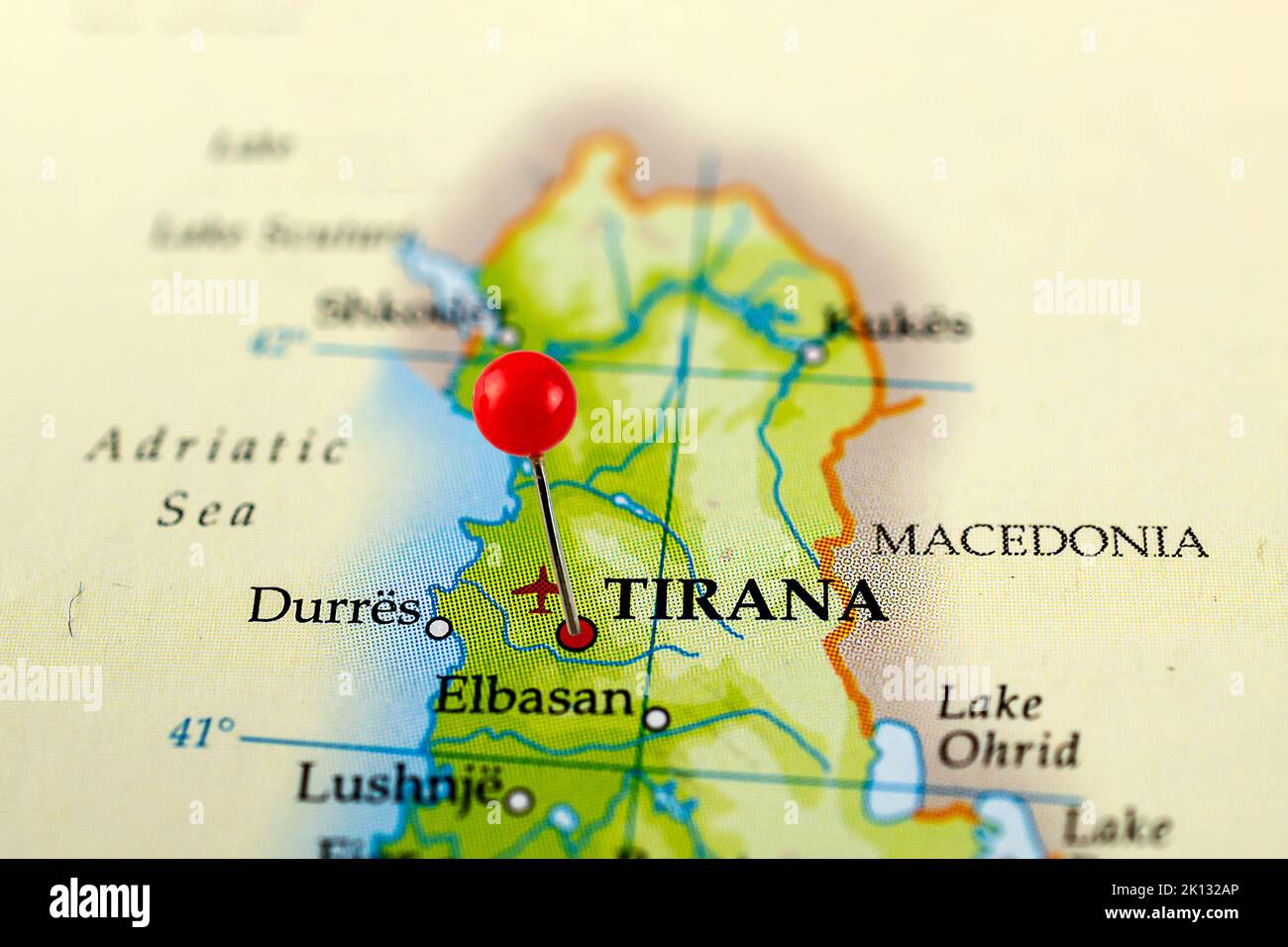 Carte de Tirana. Gros plan sur la carte de Tirana avec une épingle ...