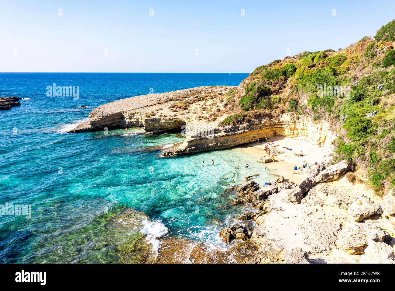 Touristes appréciant la baignade dans la mer de cristal à la plage ...