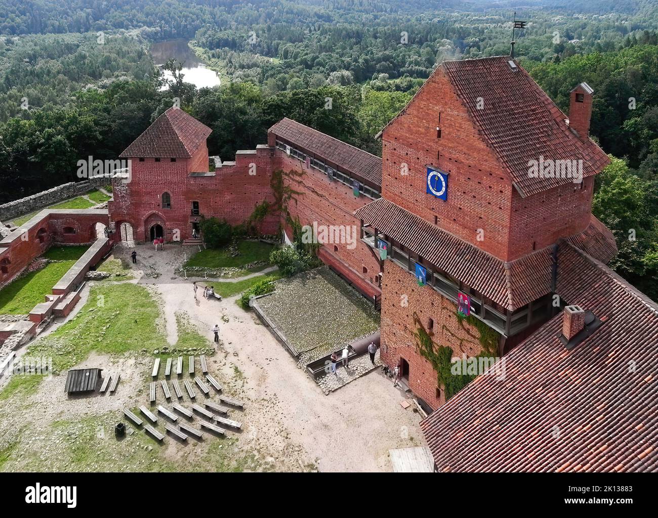 Le majestueux château médiéval de Turaida, paysage d'été. Parc national ...