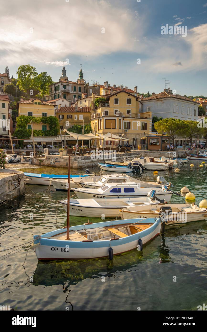 Vue sur les bateaux dans la marina et les restaurants du port pendant l ...