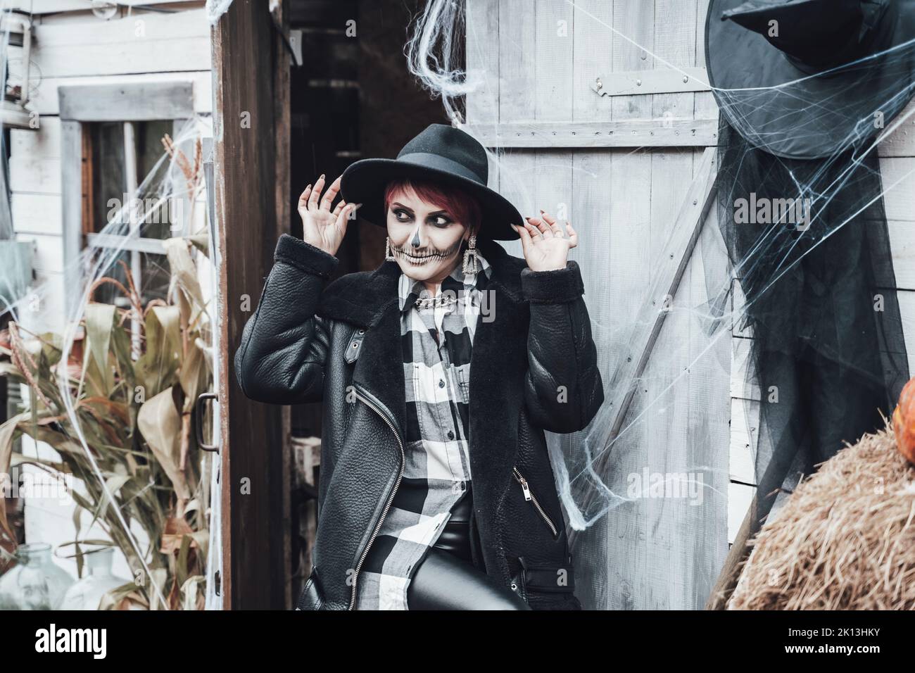 Femme effrayante, fille célébrant halloween.terrifiante crâne noir ...