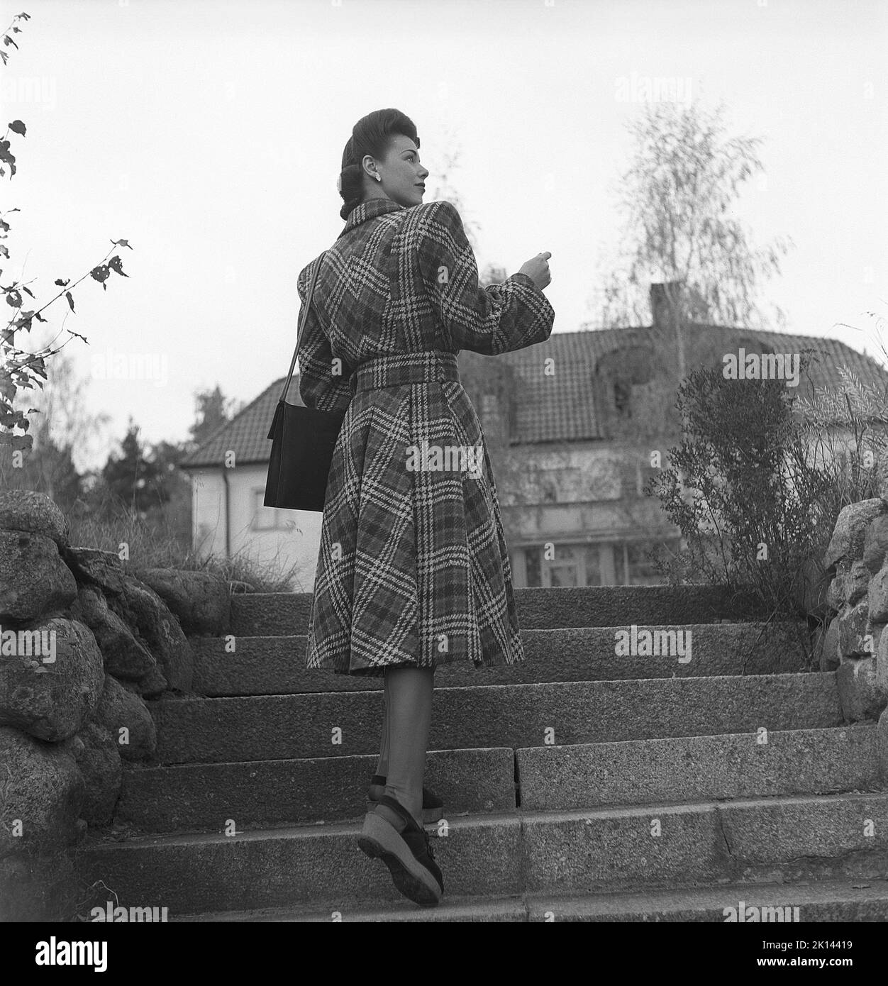 La mode des femmes en 1940s. Une jeune femme photographiée pour un ...
