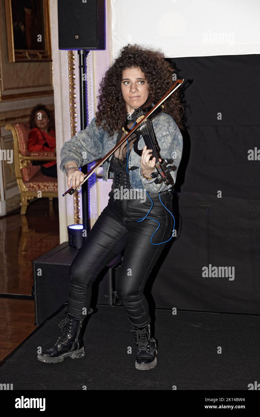 Paris, France. 14th septembre 2022. L'violoniste Sasia présente une ...