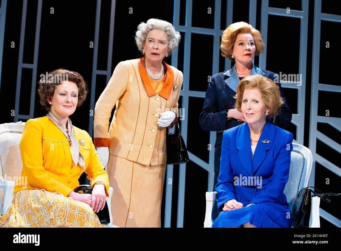 l-r: Lucy Robinson (Liz - Jeune Reine), Stella Gonet (T - ancienne ...