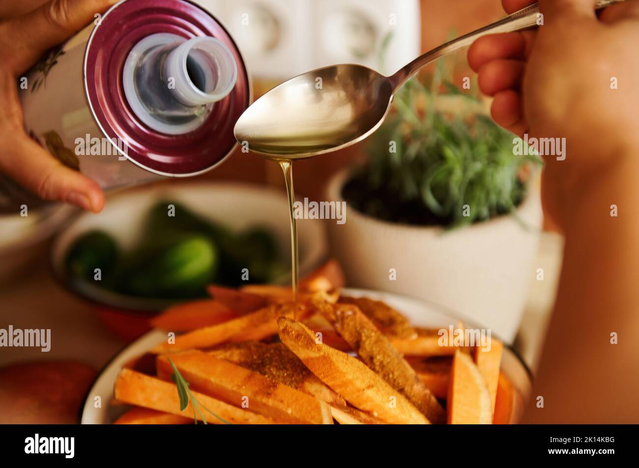 Mettez l'accent sur le versement de l'huile d'olive sur une cuillère et ...