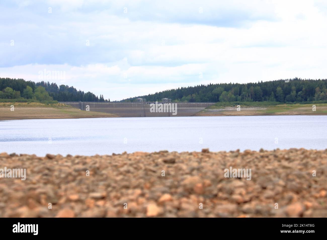 Le réservoir vide et le barrage ont séché pendant une vague de chaleur ...