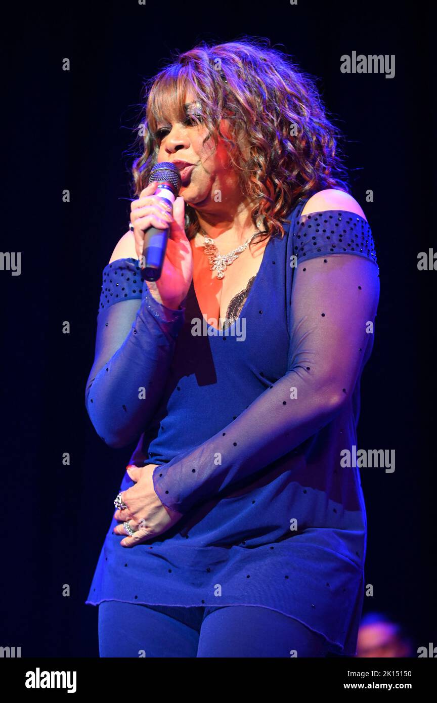 Deniece Williams en train de jouer sur le Giants of Soul Tour à l'hôtel ...