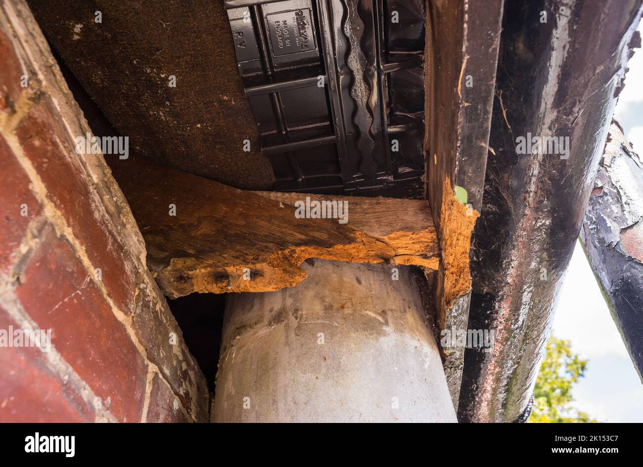 Le rafter et le panneau de la bande de pare-chocs ont rongé et ont été ...