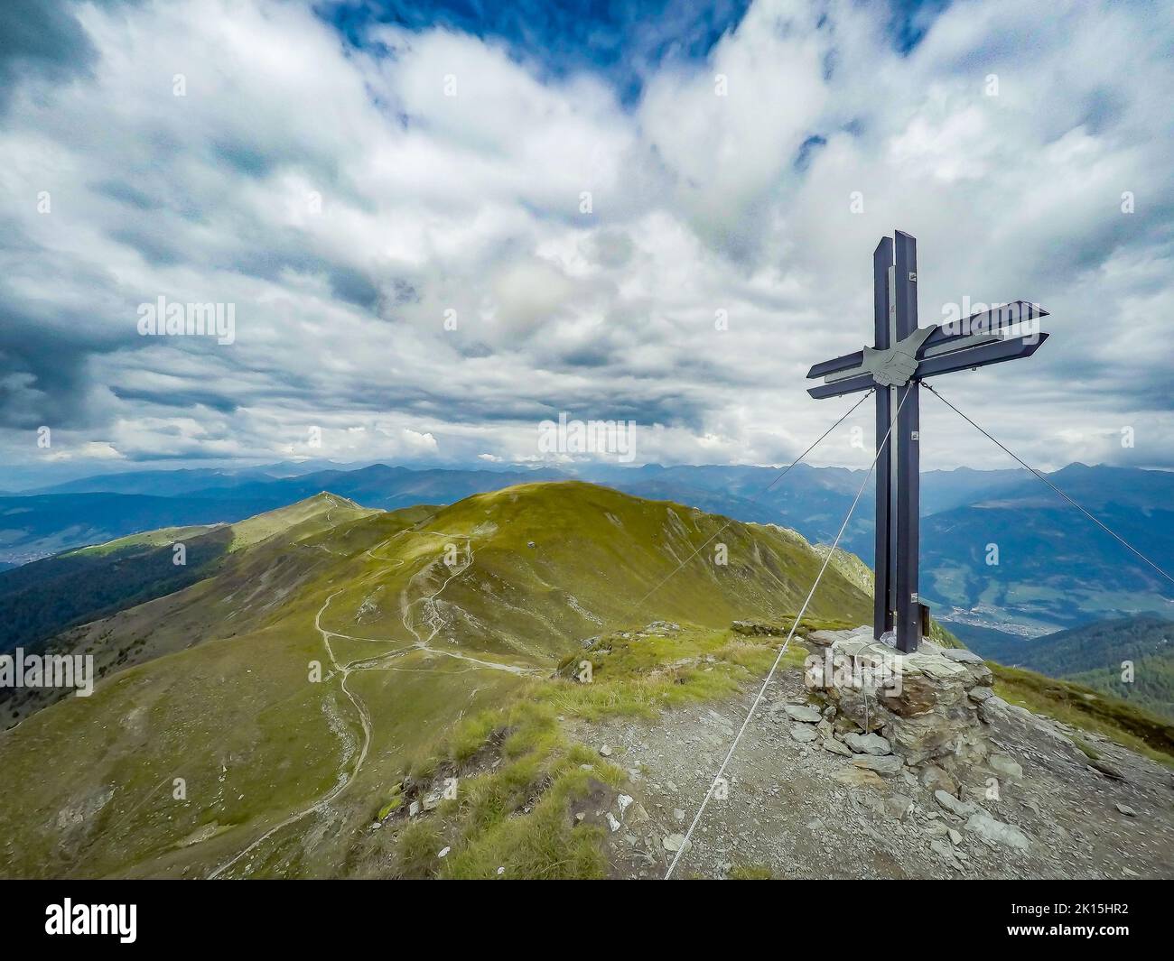 Crucifix en fer en haut des montagnes Banque de photographies et d ...