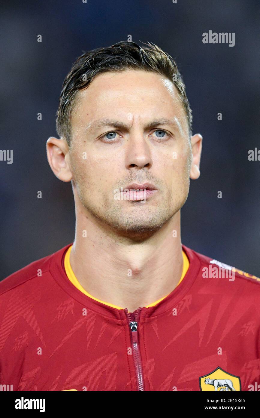 Nemanja Matic of AS Roma regarde pendant la série Un match entre Empoli ...