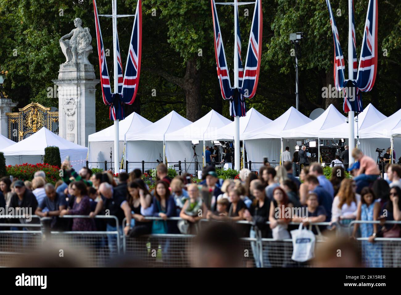 Les gens et la presse se réunissent à l'extérieur de Buckingham Palace pour rendre hommage et ...