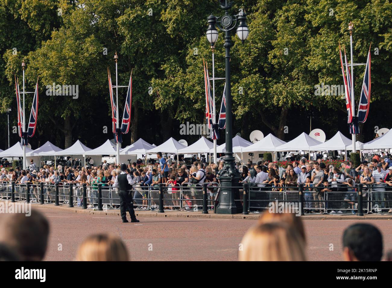 Les gens et la presse se réunissent à l'extérieur de Buckingham Palace pour rendre hommage et ...