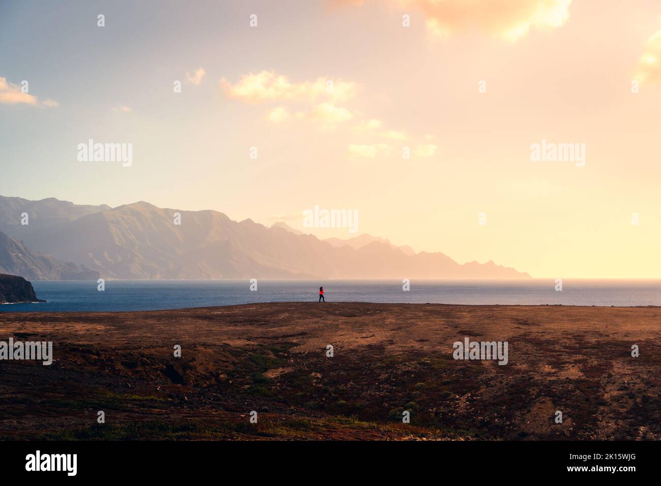 Vue latérale isolée d'une femme exploratrice méconnue marchant le long ...
