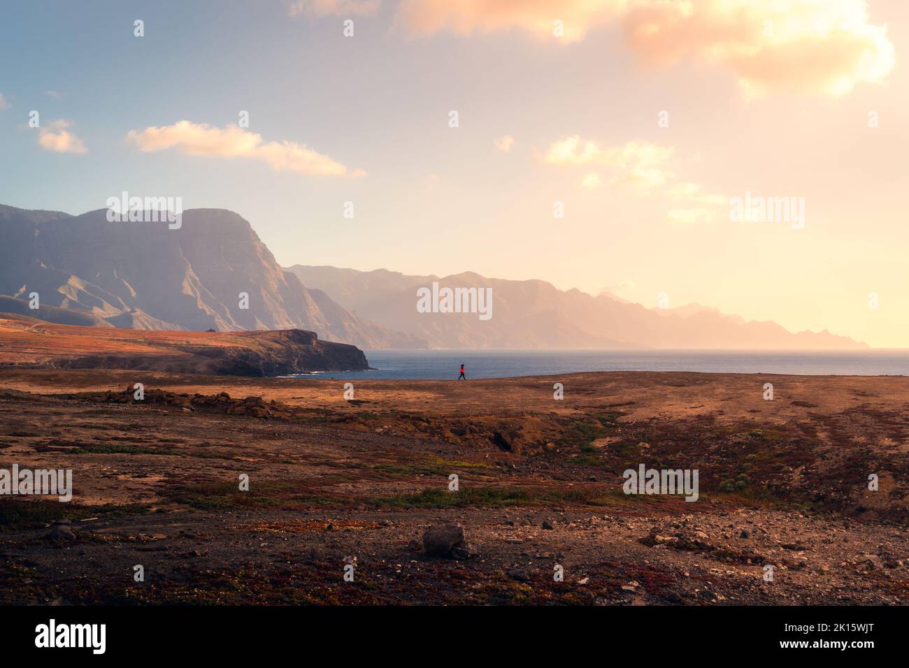Vue latérale isolée d'une femme exploratrice méconnue marchant le long ...