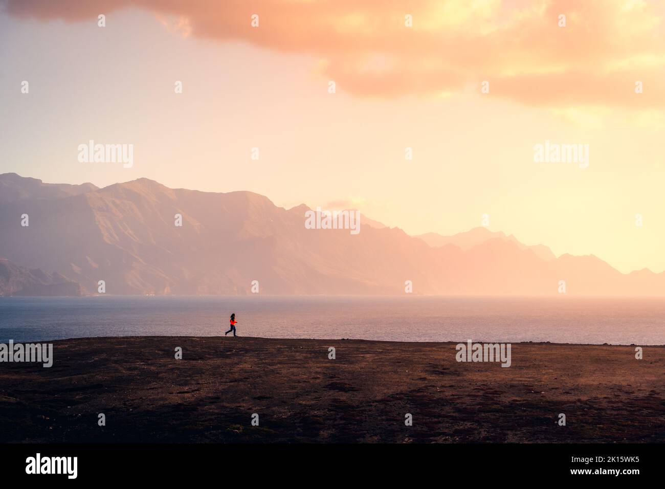 Vue latérale isolée d'une femme exploratrice méconnue marchant le long ...