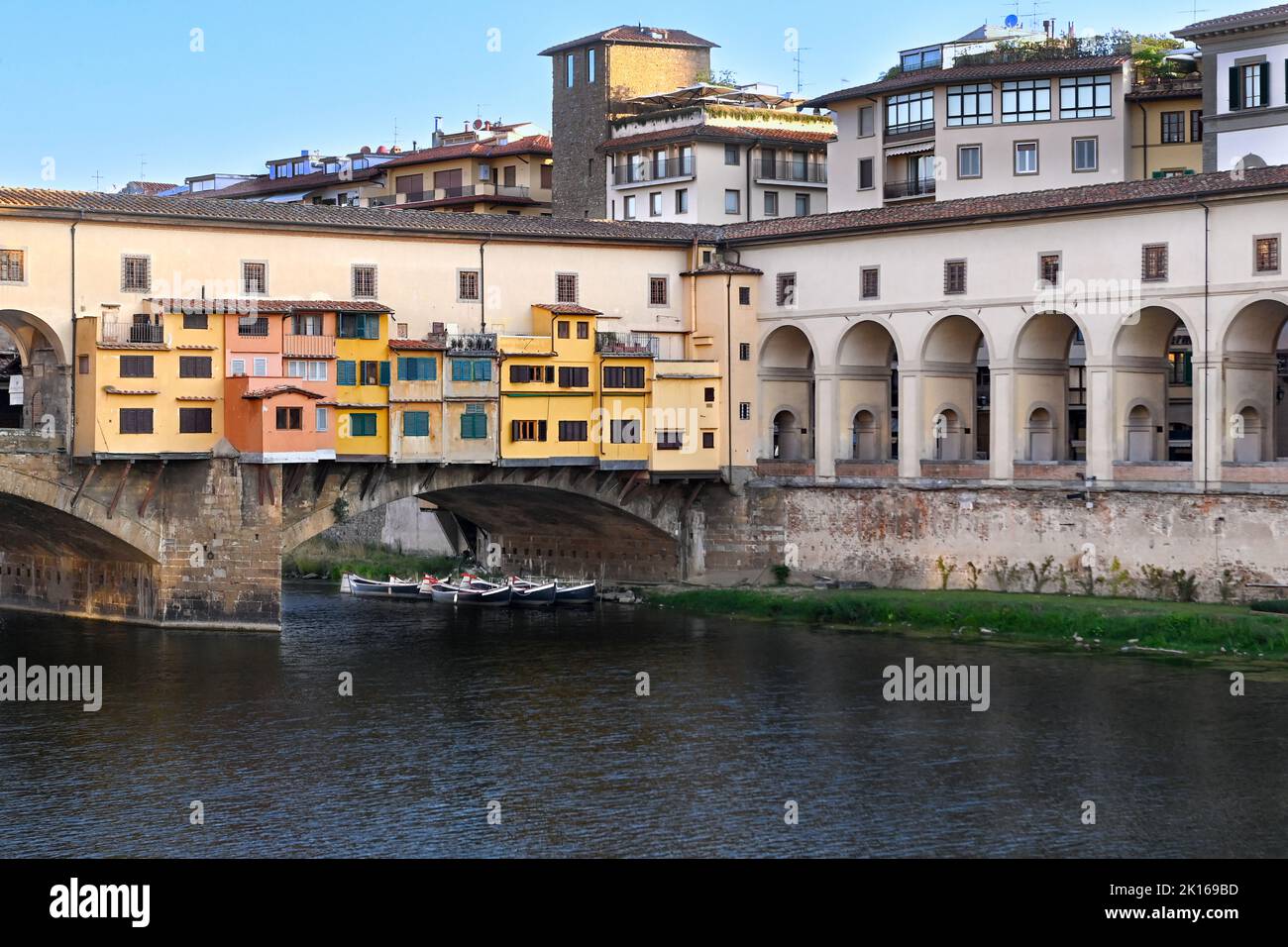 Ponte Vecchio pont Florence Italie - boutiques colorées sur le célèbre ...