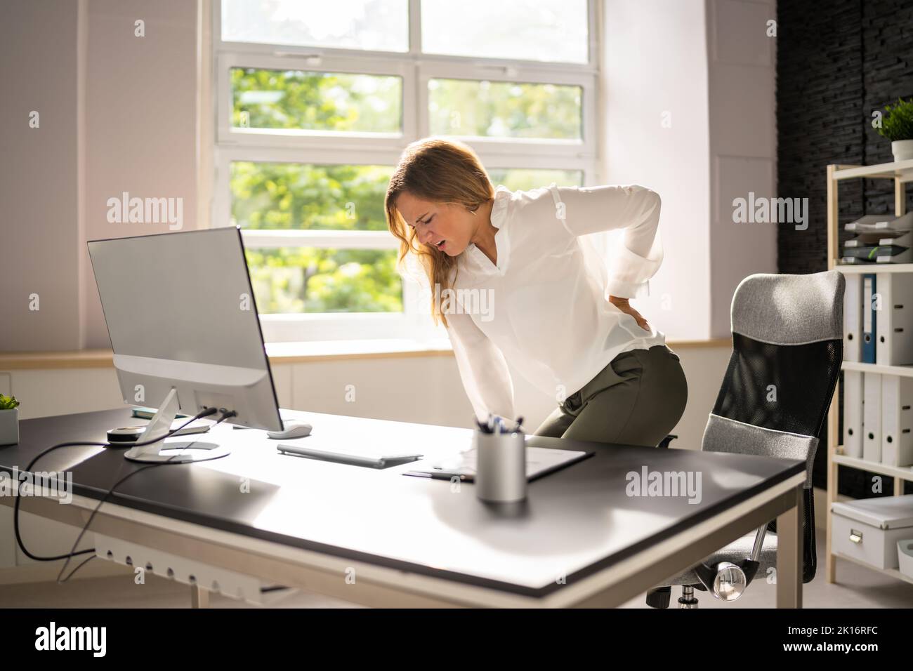 Femme assise dans une chaise de bureau Banque de photographies et d’images à haute résolution ...