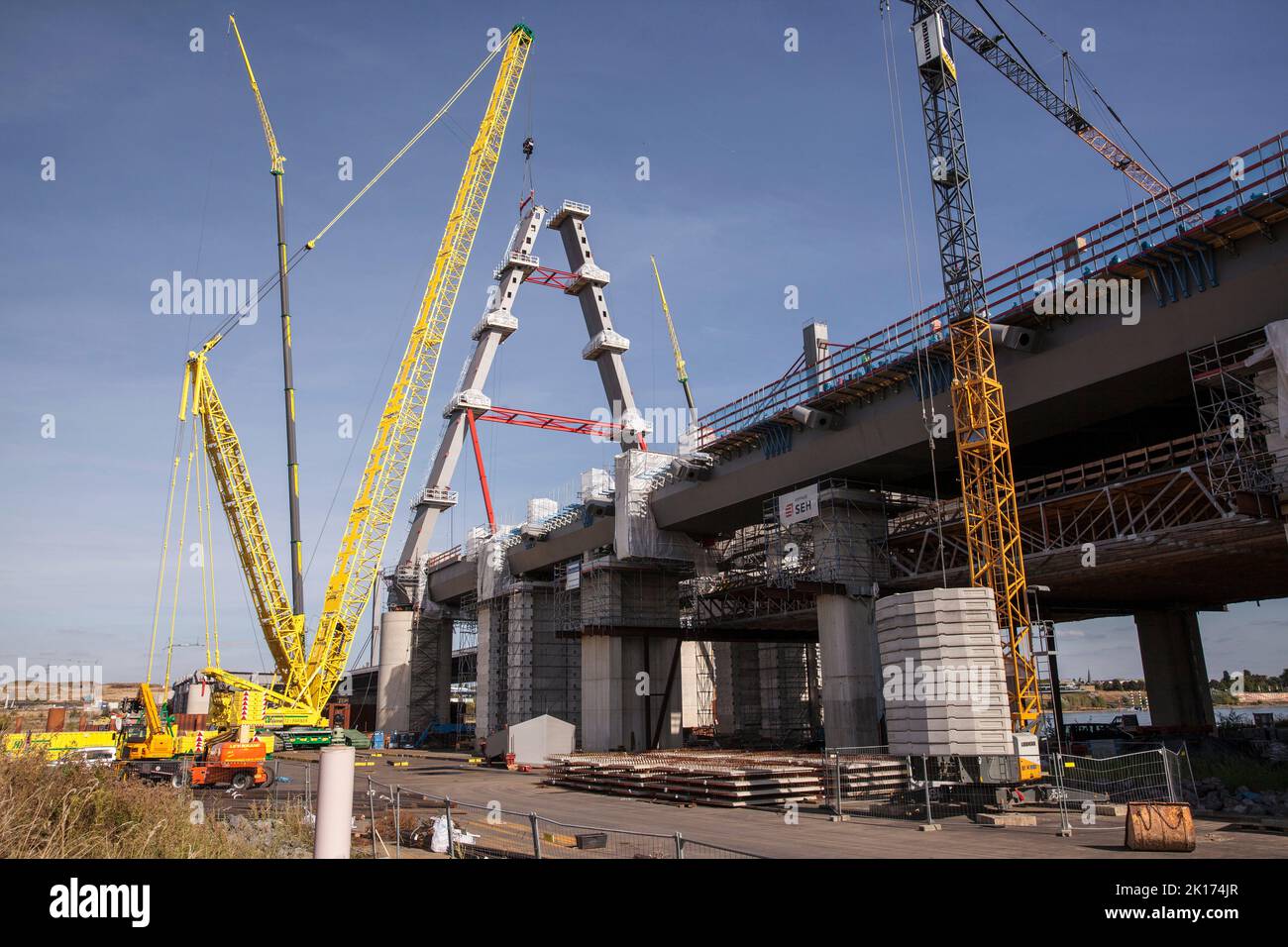 Chantier du nouveau pont du Rhin de l'Autobahn A1 entre Cologne et ...