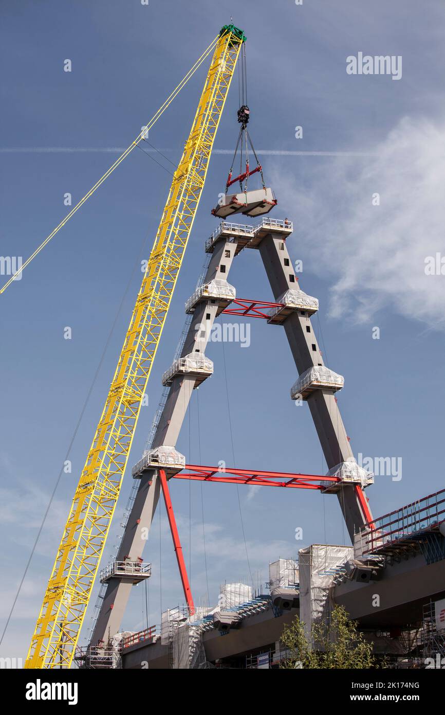 Chantier du nouveau pont du Rhin de l'Autobahn A1 entre Cologne et ...