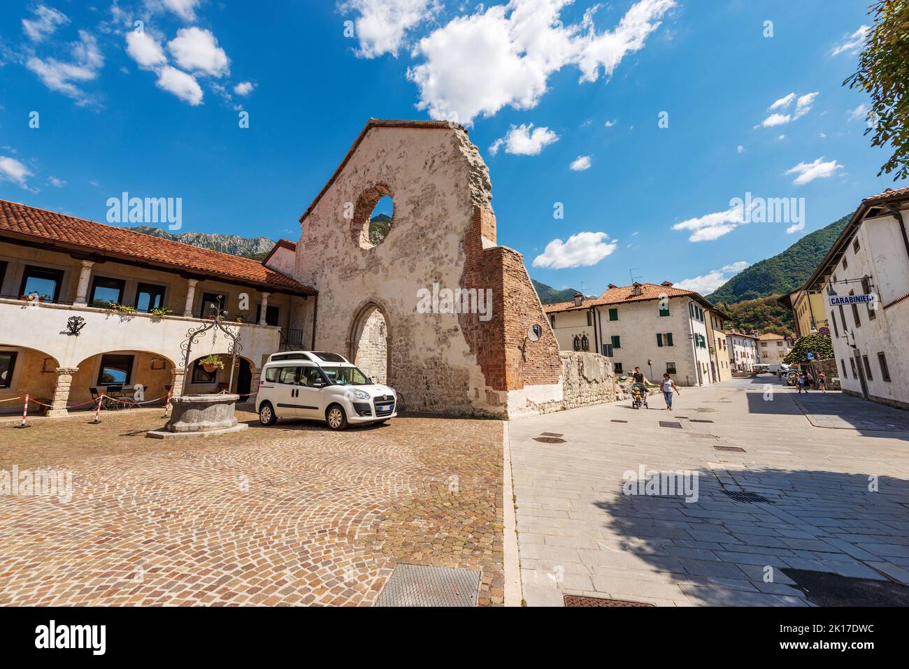 VENZONE, ITALIE - 11 AOÛT 2022 : ruines anciennes de l'église de San ...