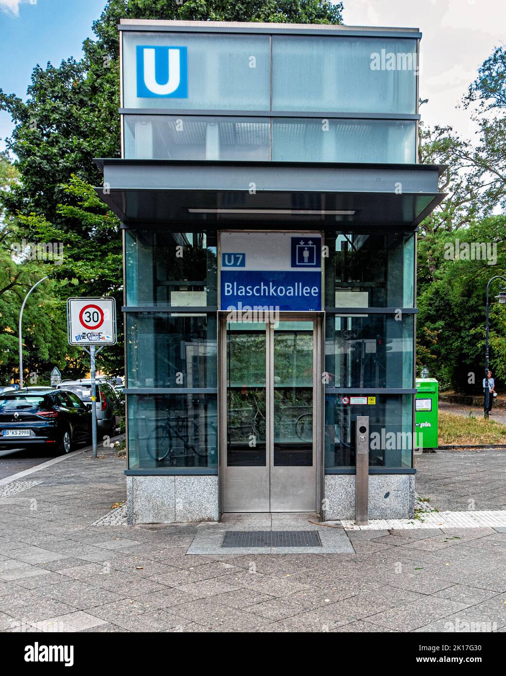 La station de métro U-bahn Blaschkoallee dessert la ligne U7, Britz ...
