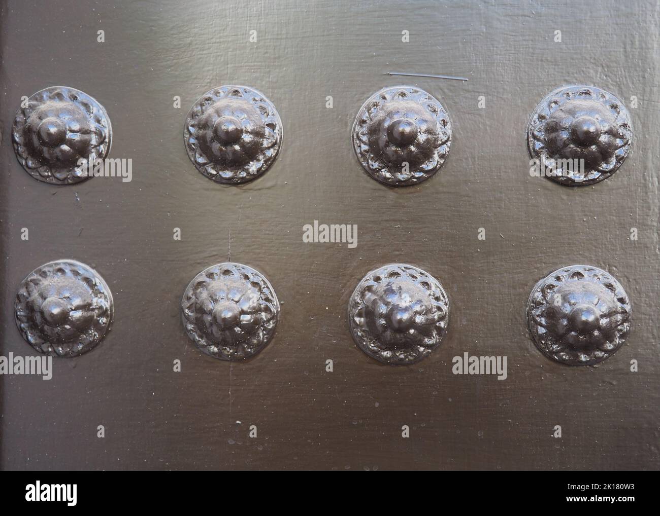 Détails de l'ancienne porte en bois avec rivets Photo Stock - Alamy