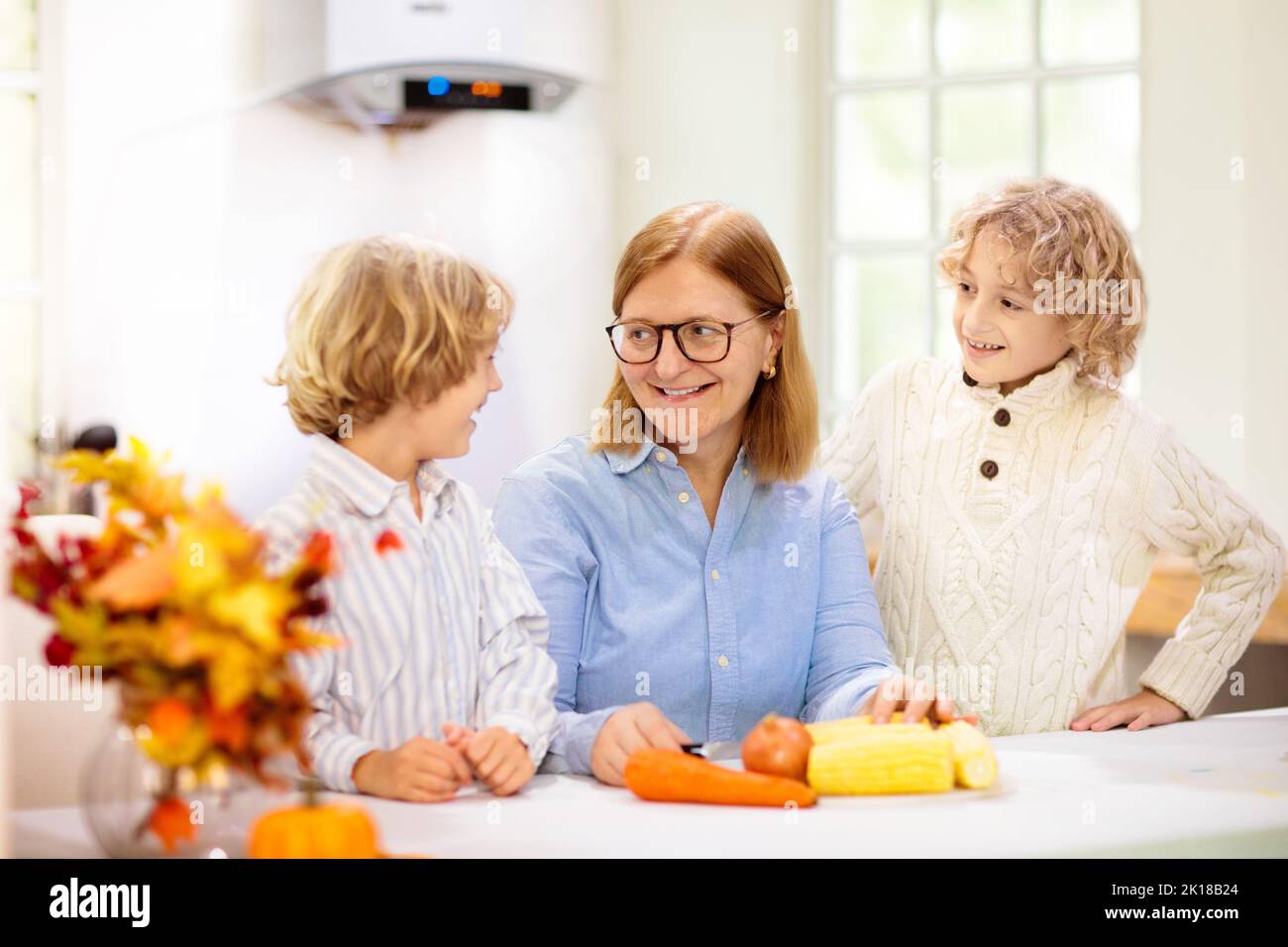 Dîner familial de Thanksgiving. Grand-mère et enfant ont coupé de la ...