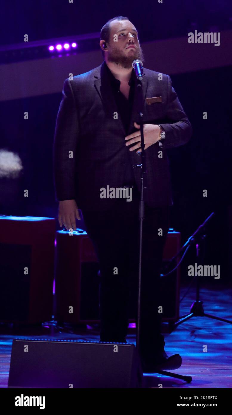 Luke Combs sur scène pour LES GÉANTS de la CMT : VINCE GILL Stage Show ...