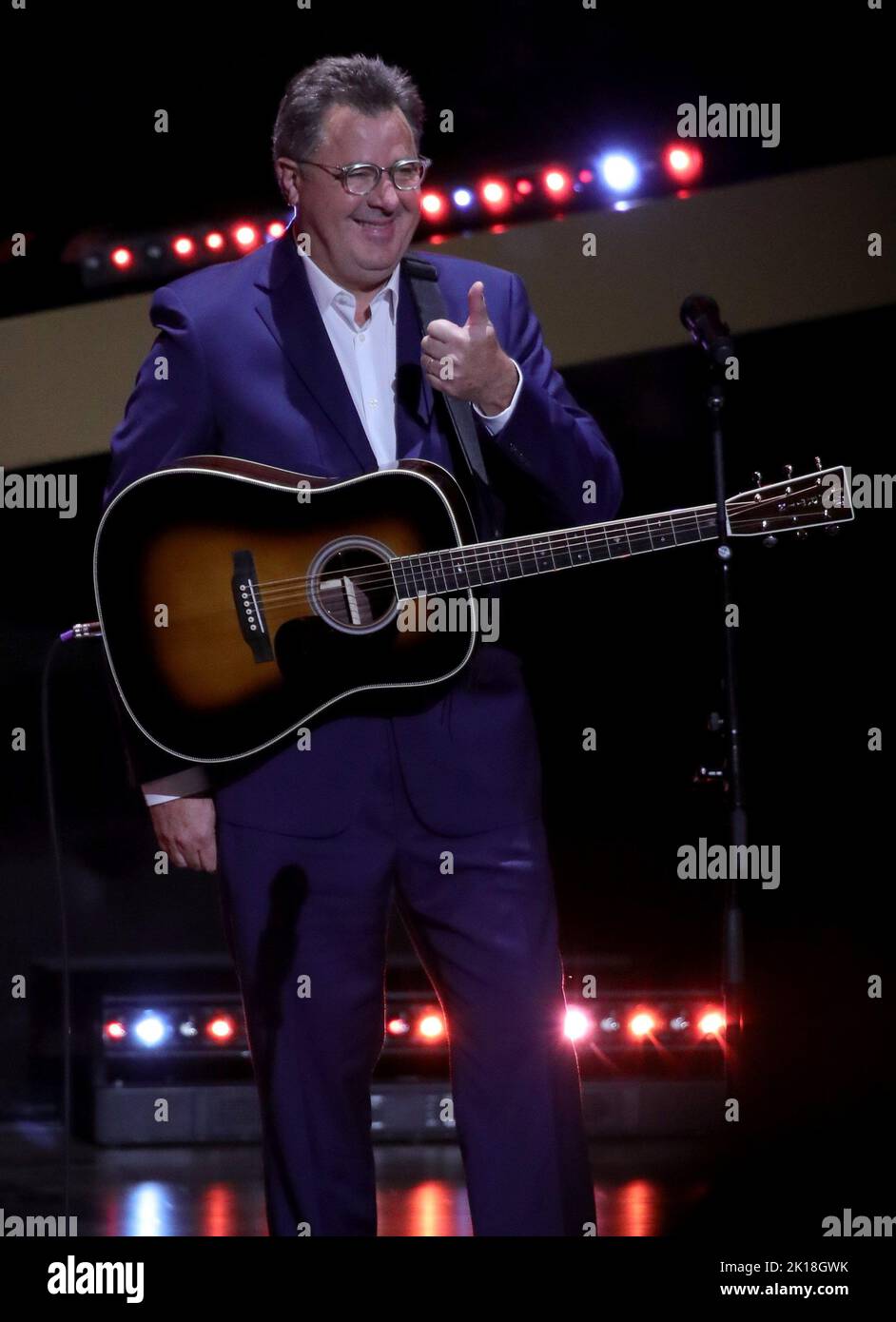 Vince Gill sur scène pour LES GÉANTS de la CMT : VINCE GILL Stage Show ...