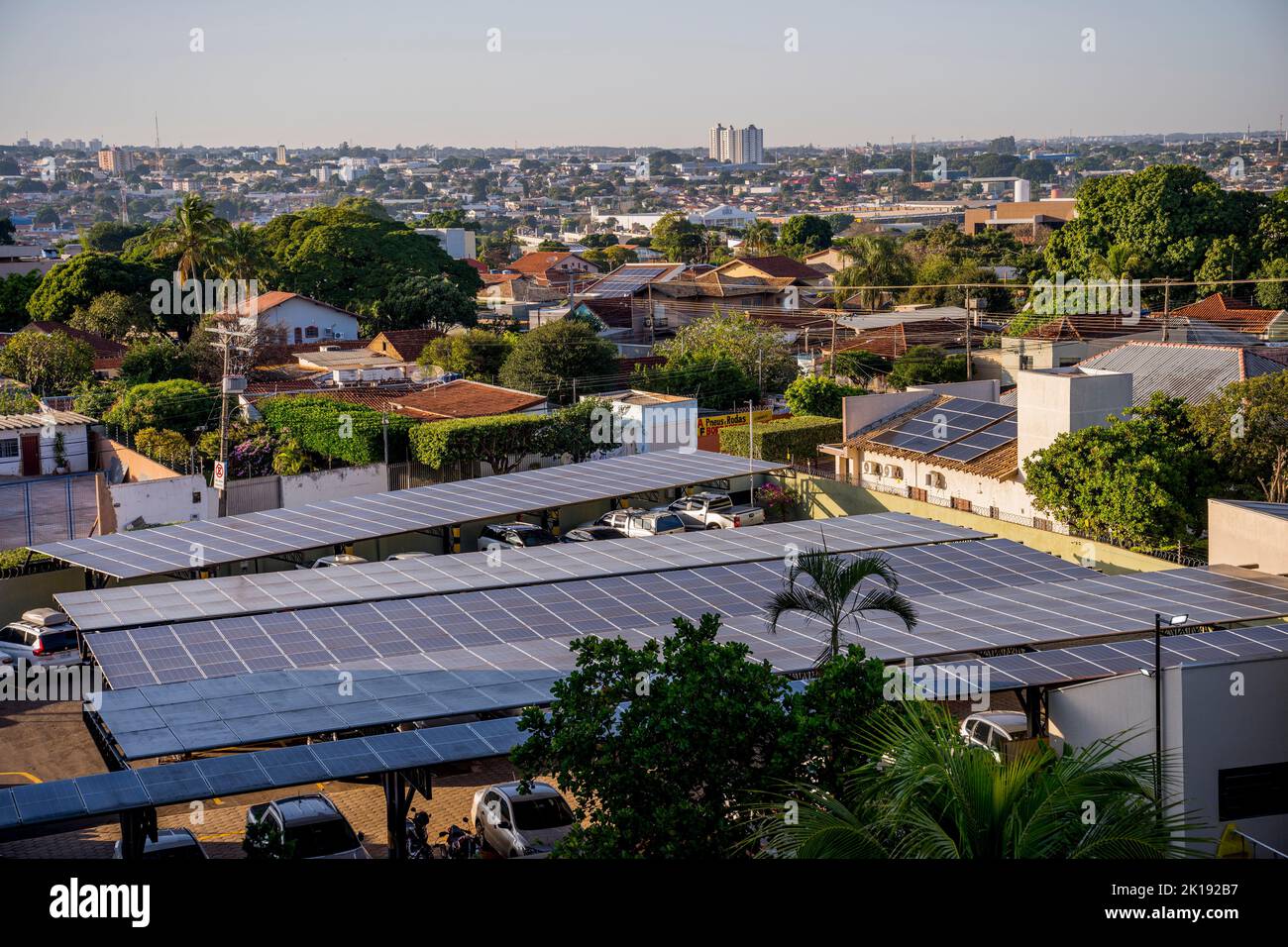 Vue sur les carports couverts de panneaux solaires à Campo Grande, la ...
