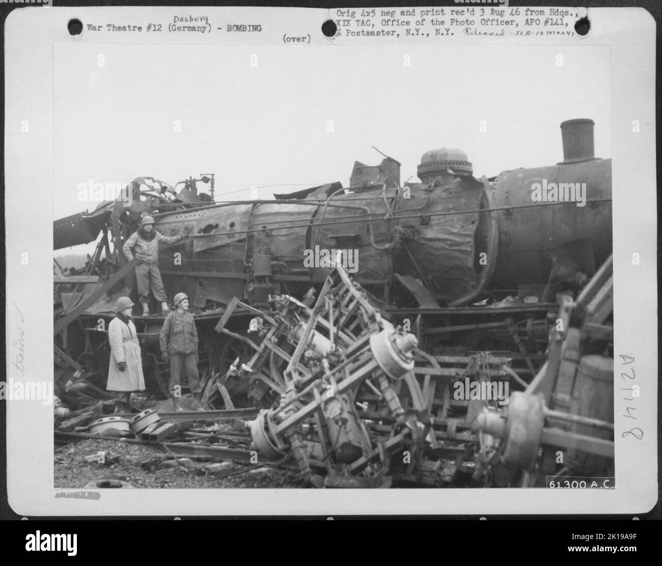 La locomotive s'est épatée dans le chantier ferroviaire lourdement ...