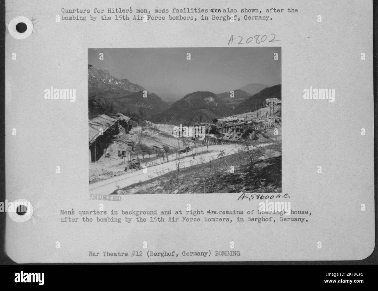 Les quartiers hommes en arrière-plan et à droite sont les restes de la ...