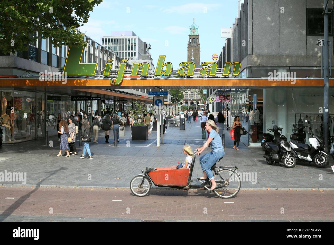 Enfant qui marche dans la rue ville Banque de photographies et d’images ...
