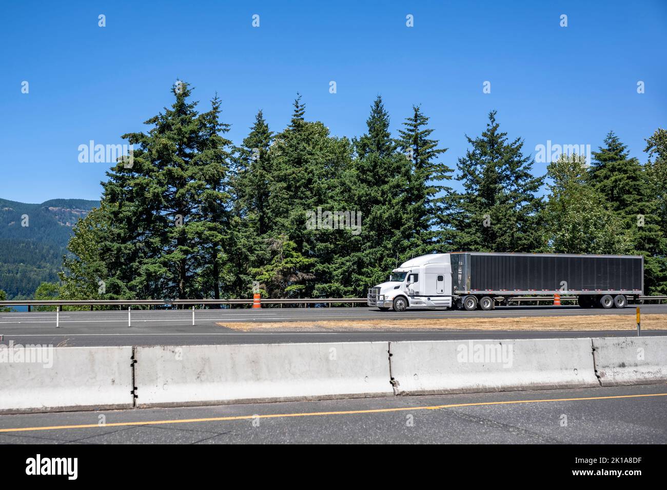 Profil du tracteur semi-remorque industriel américain blanc ...