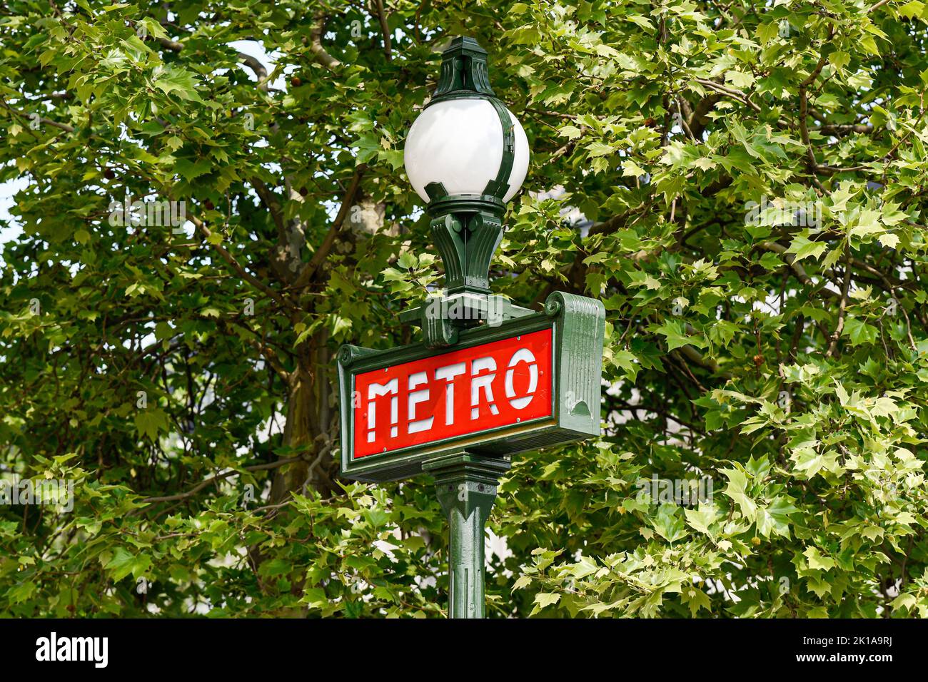 L'illustration montre un panneau avec le logo du métro (symbole rouge ...