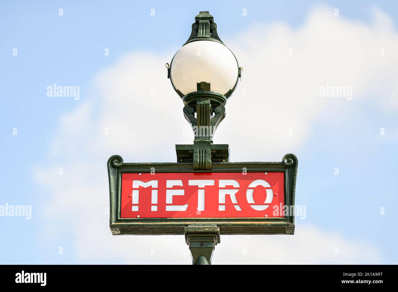 L'illustration montre un panneau avec le logo du métro (symbole rouge ...