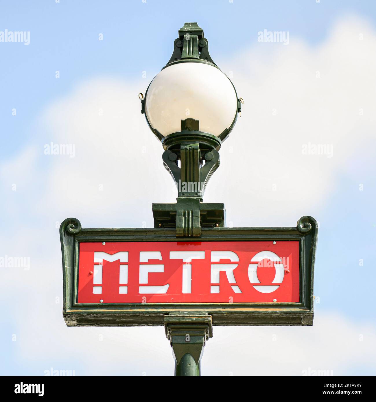 L'illustration montre un panneau avec le logo du métro (symbole rouge ...