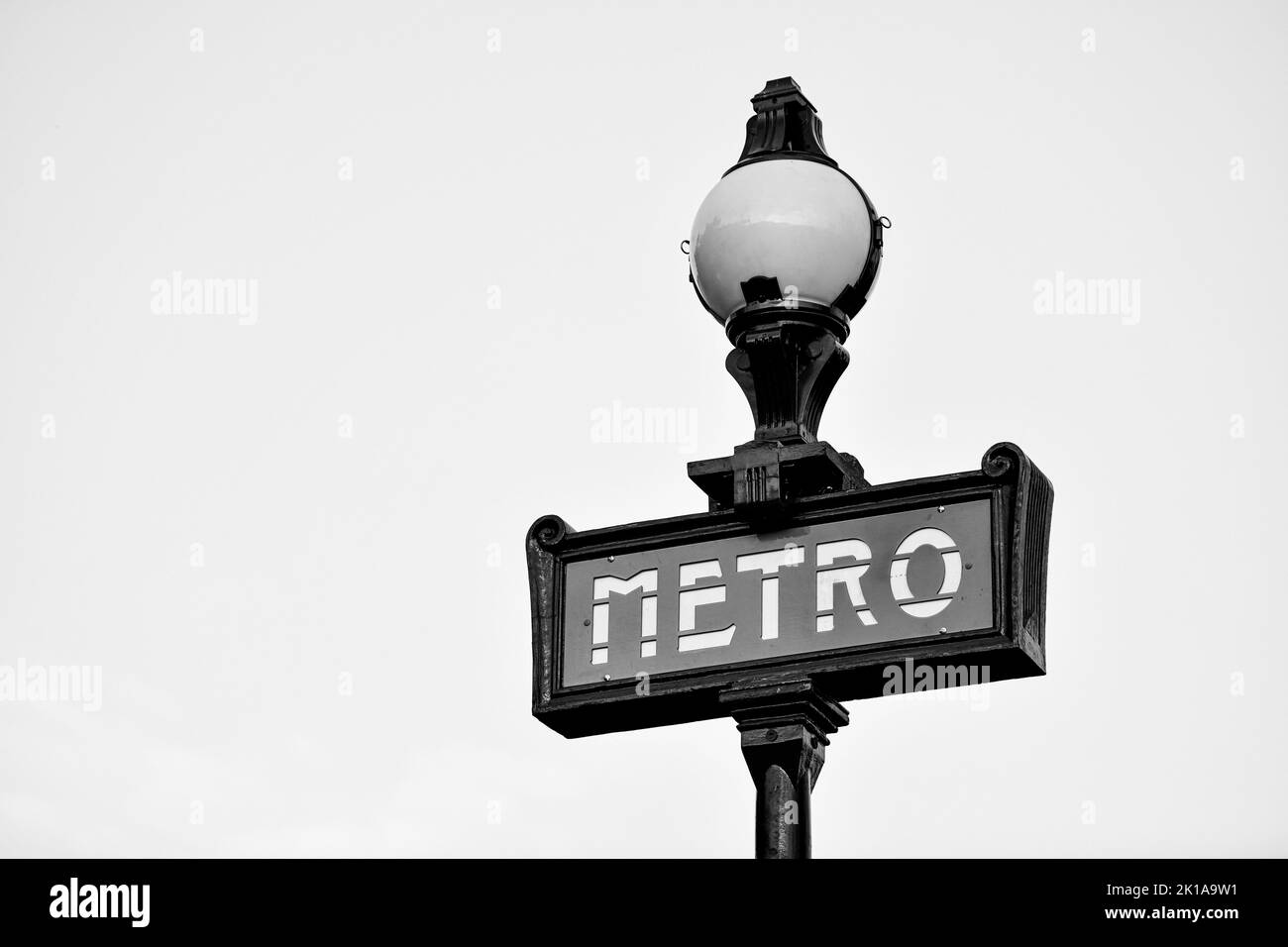 L'illustration montre un panneau avec le symbole du métro en face d'une ...