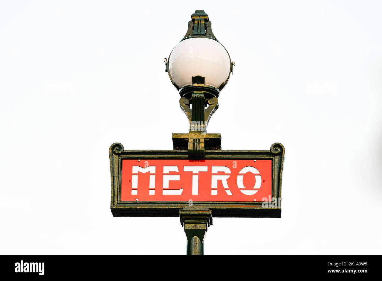 L'illustration montre un panneau avec le logo du métro (symbole rouge ...