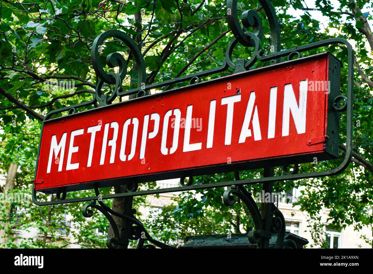 L'illustration montre un panneau avec le logo du métro (symbole rouge ...