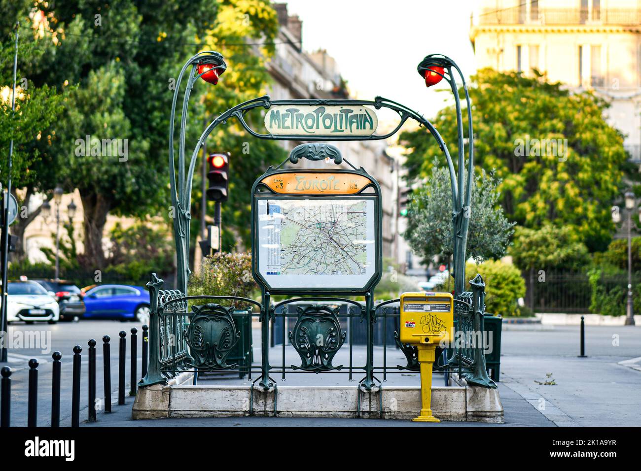 Panneau portant le logo du métro (symbole jaune) devant une station de ...