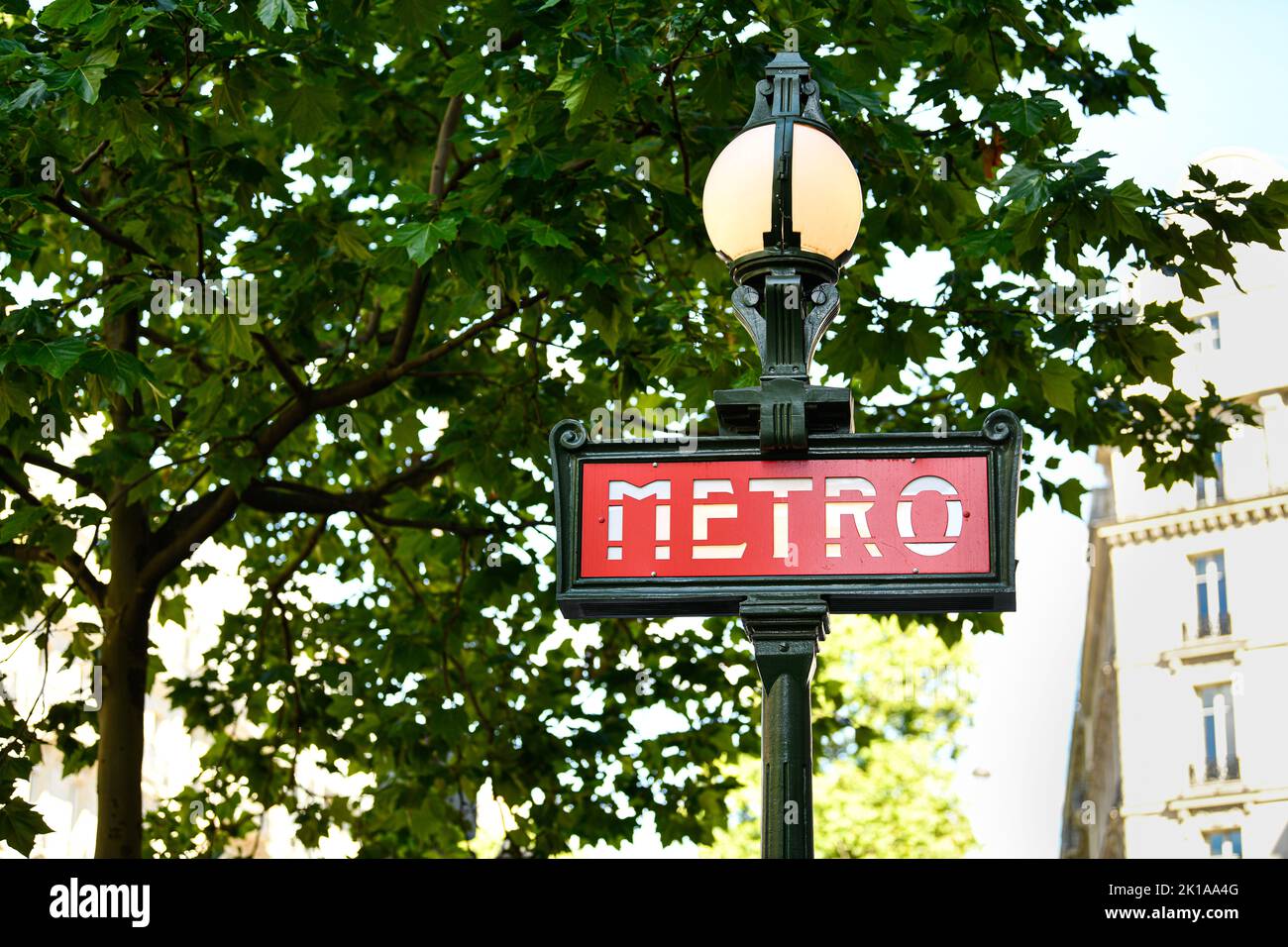 L'illustration montre un panneau avec le logo du métro (symbole rouge ...