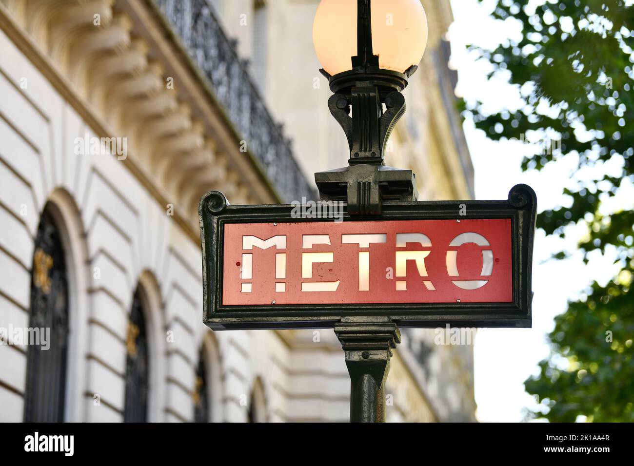 L'illustration montre un panneau avec le logo du métro (symbole rouge ...