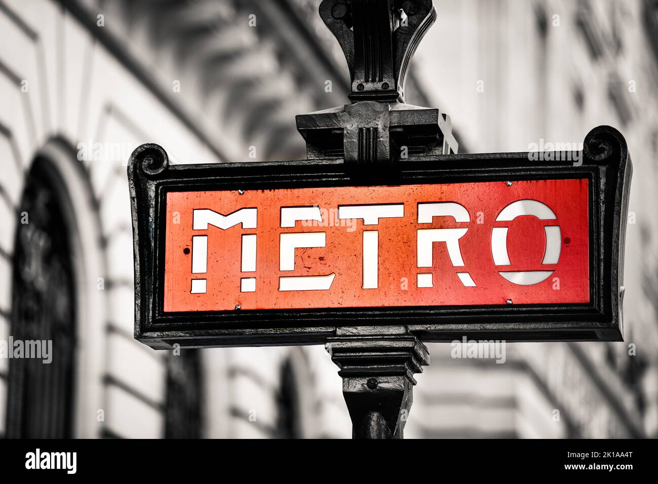 L'illustration montre un panneau avec le logo du métro (symbole rouge ...